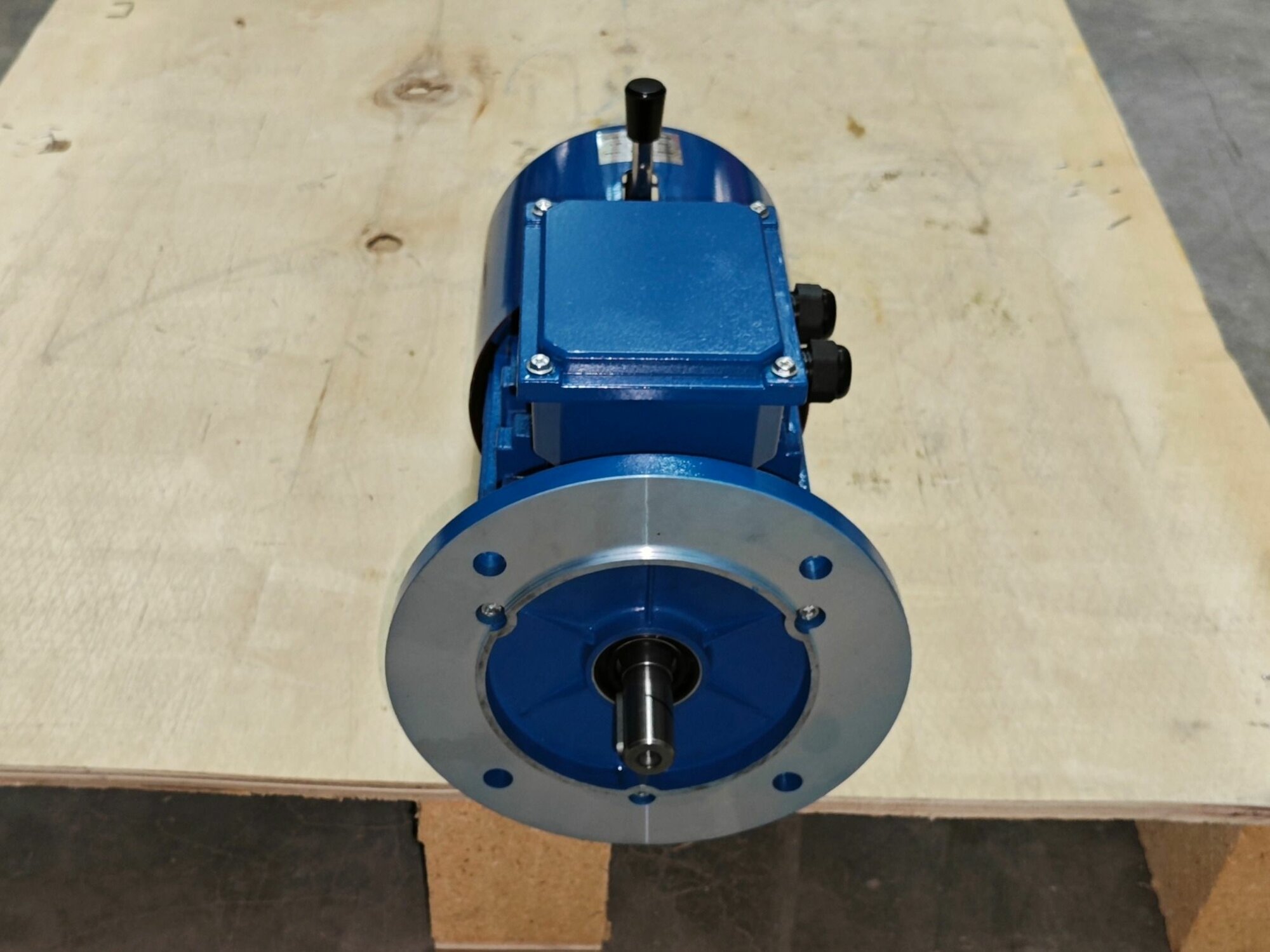 Электродвигатель с тормозом YEJ711-4 (0,25/1500) 220/380 IP55 RAL5010 B35