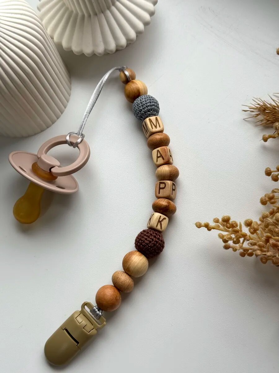 Именной держатель прорезыватель для соски из дерева можжевельник Марк