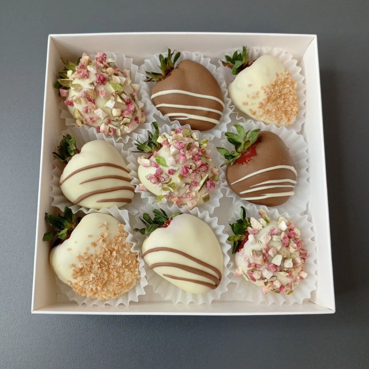 "Сладкая Романтика", клубника в шоколаде, 9-12 ягод в коробке