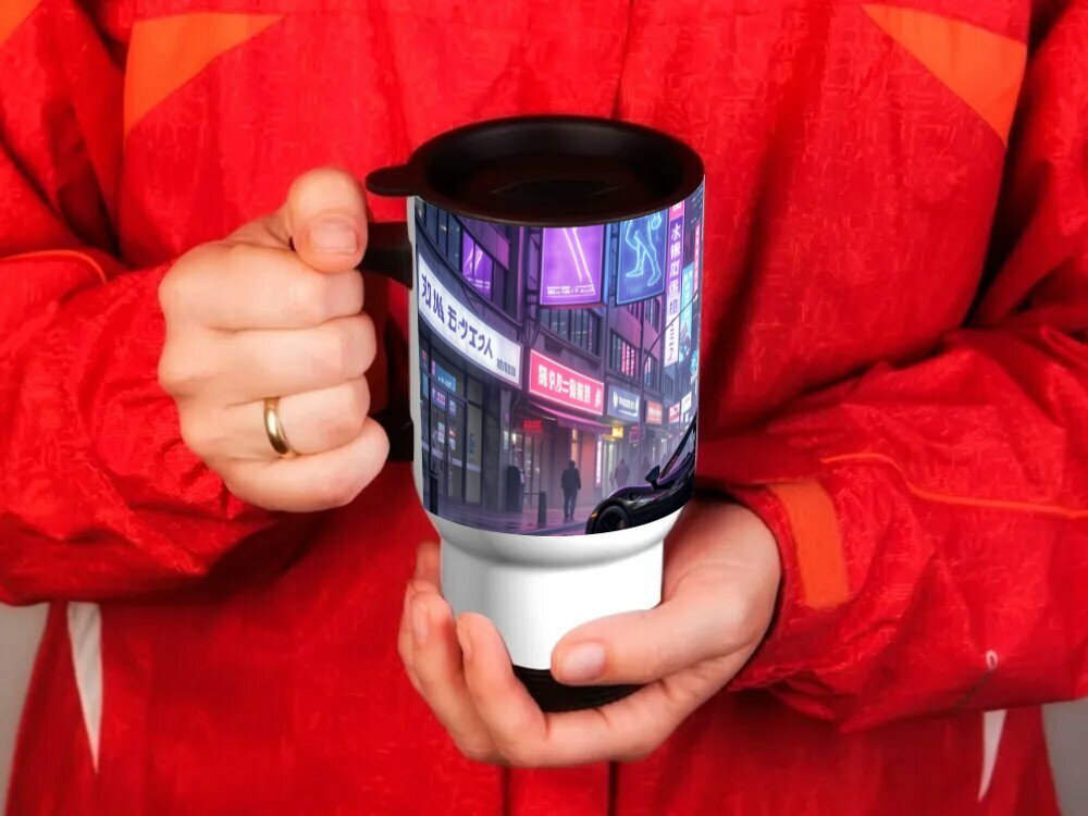 Тремокружка для авто с принтом "Неоновый город и спорткар ночью. Футуристическая ночная улица мегаполиса с яркими азиатскими вывесками, мокрым асфальтом и отражениями в." 0.5 л.