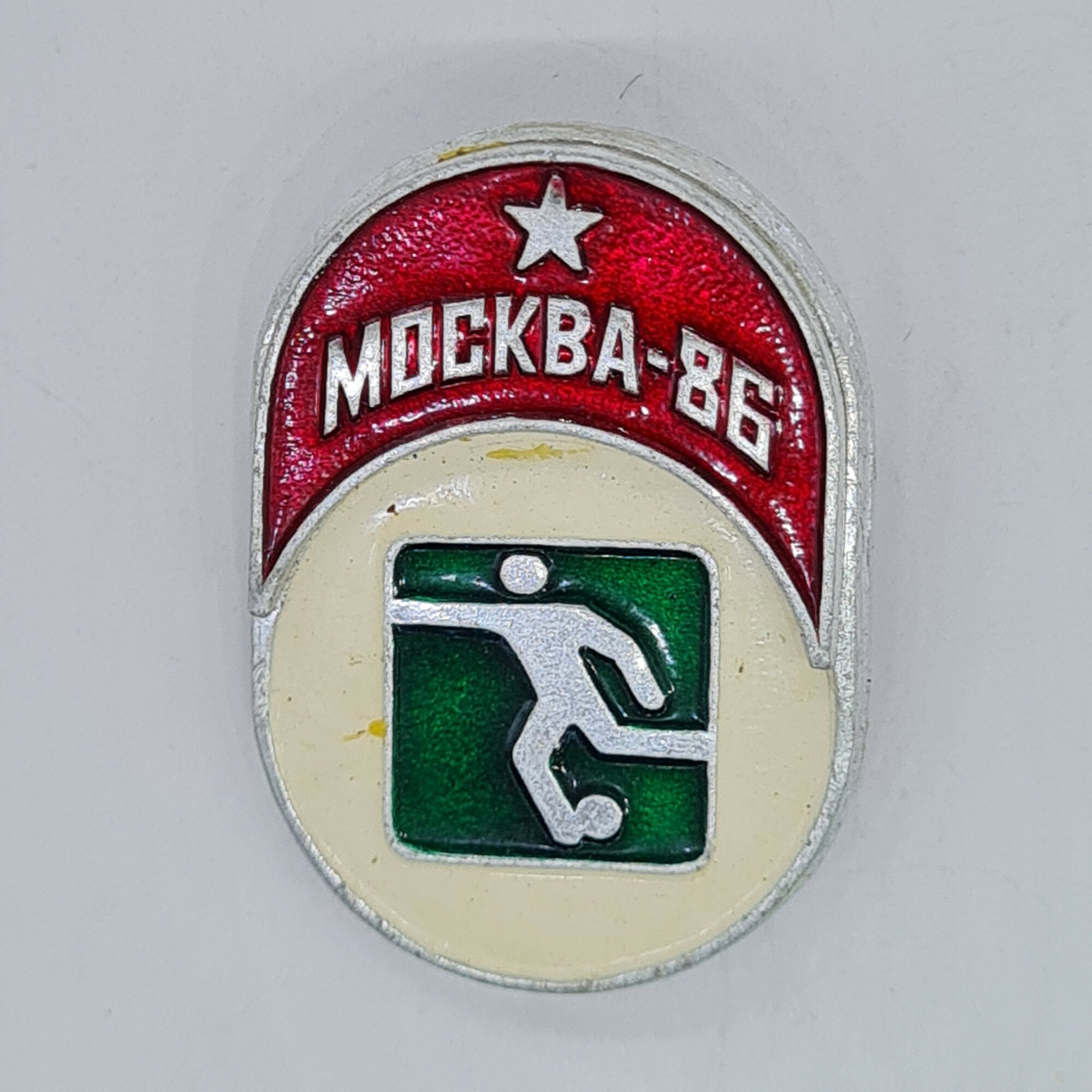 Значок СССР москва 86, футболист с мячом в зеленом квадрате, эмаль, советский и винтажный