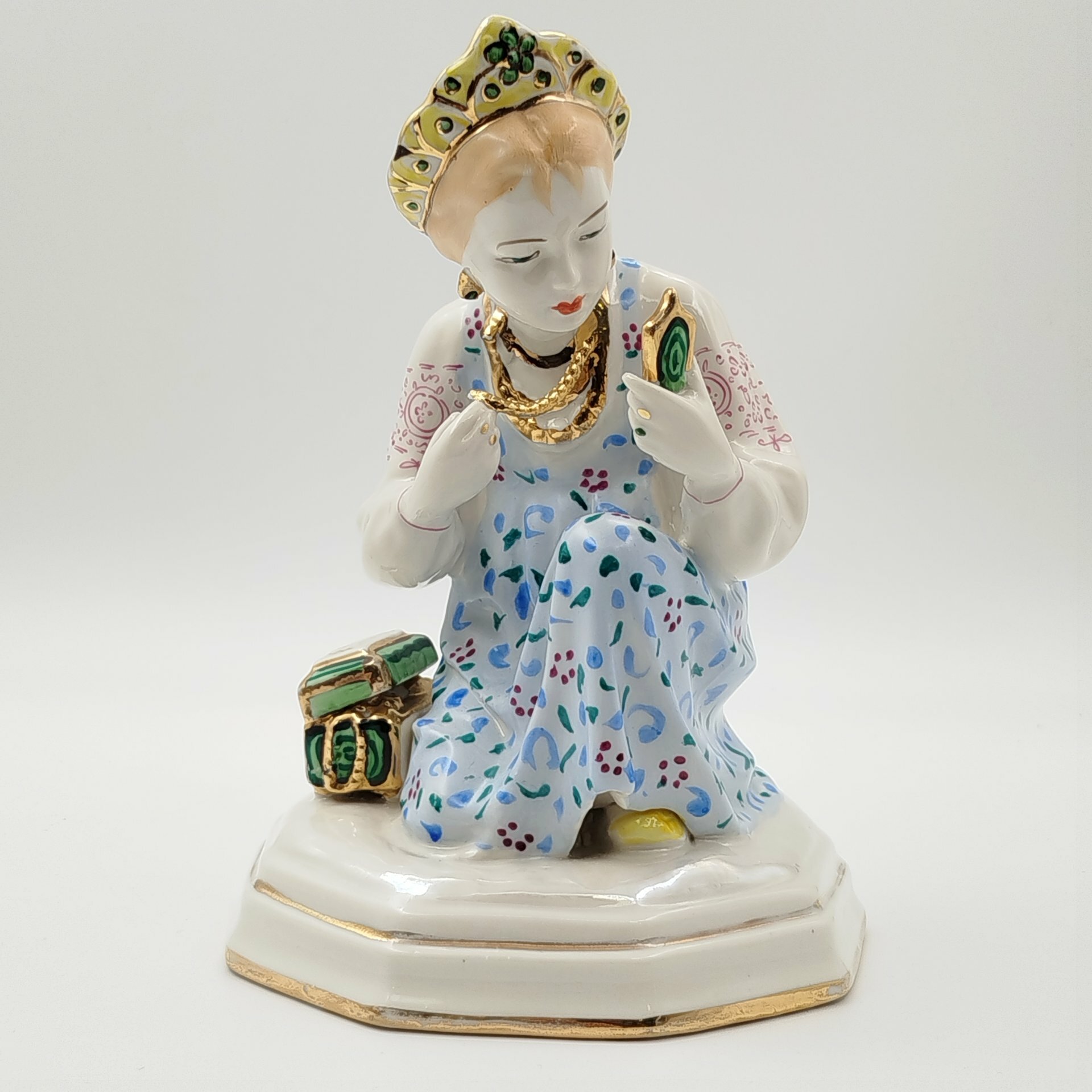 Статуэтка "Малахитовая шкатулка" ("Танюшка и тятино подаренье")