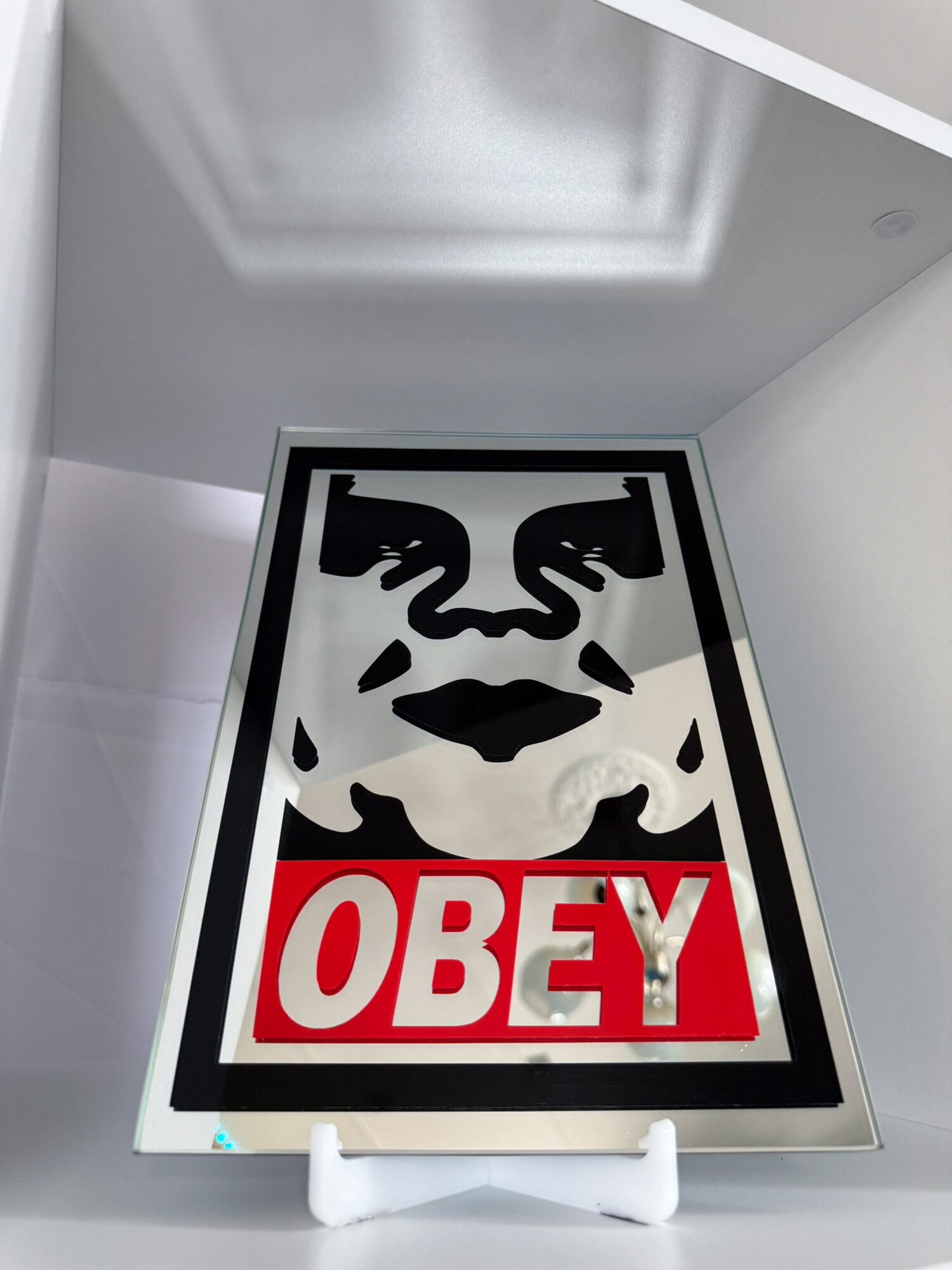 Зеркало интерьерное OBEY, размер 21х30 см, цвет черный, красный, бренд Zrcatko