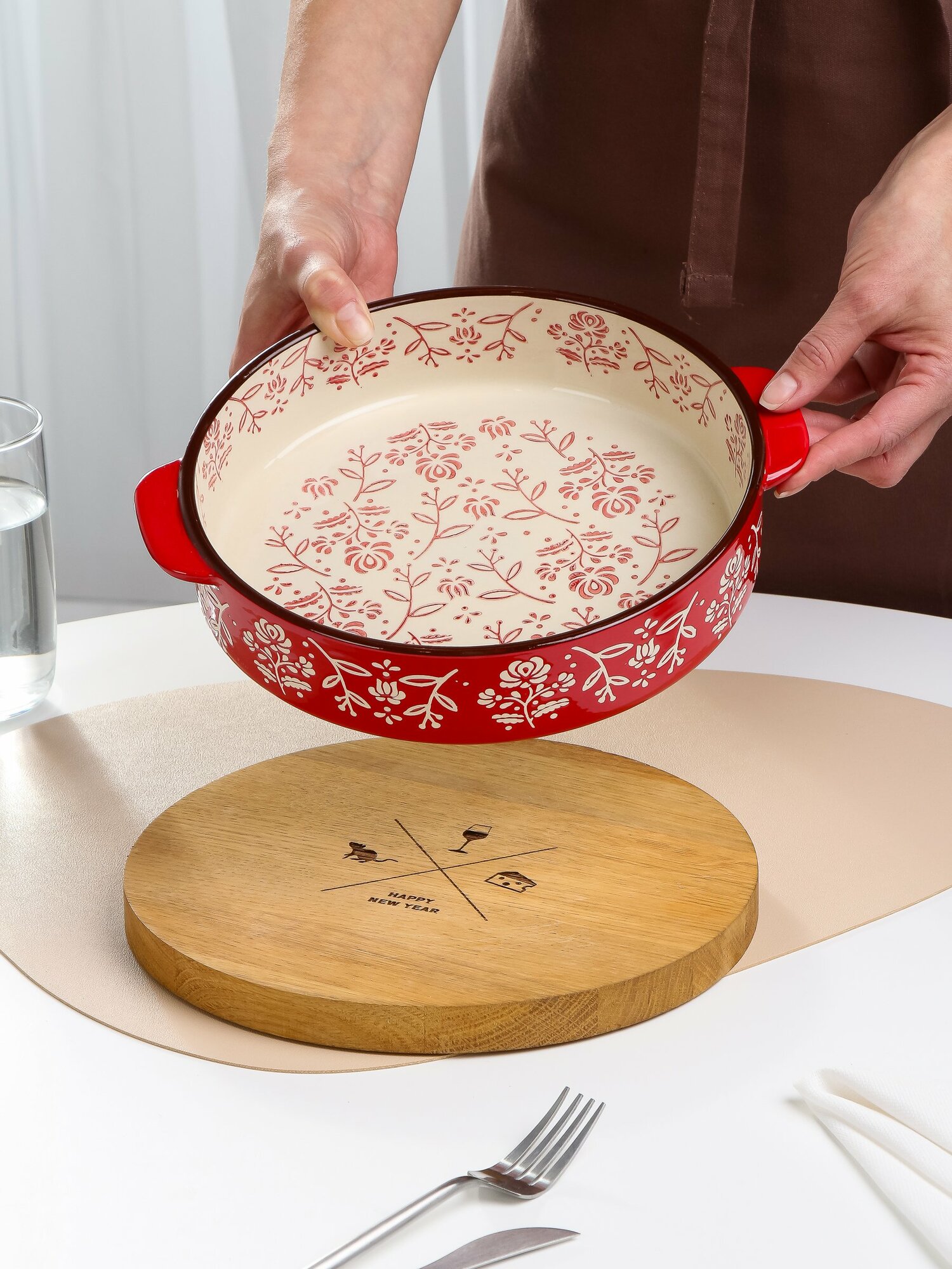 Форма для запекания керамическая круглая 27х24х6 см Ветви на красном для духовки, пирога, мяса, курицы и рыбы B010426