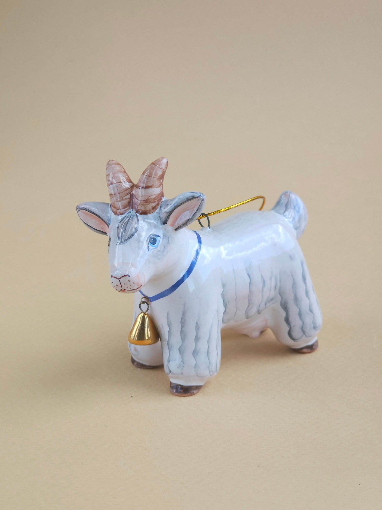 Ёлочная игрушка "Коза с бубенчиком". Ярославская майолика. Керамика ручной работы. Сделано в России.