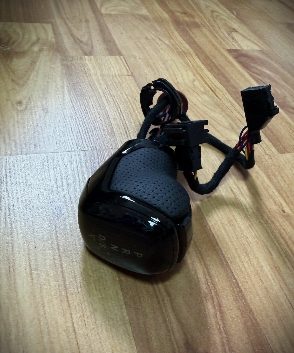 Ручка АКПП DSG черная перфорированная с белой подсветкой на Фольксваген Тигуан 1,2 Гольф 6,7 Поло Пассат B7 B8 CC
