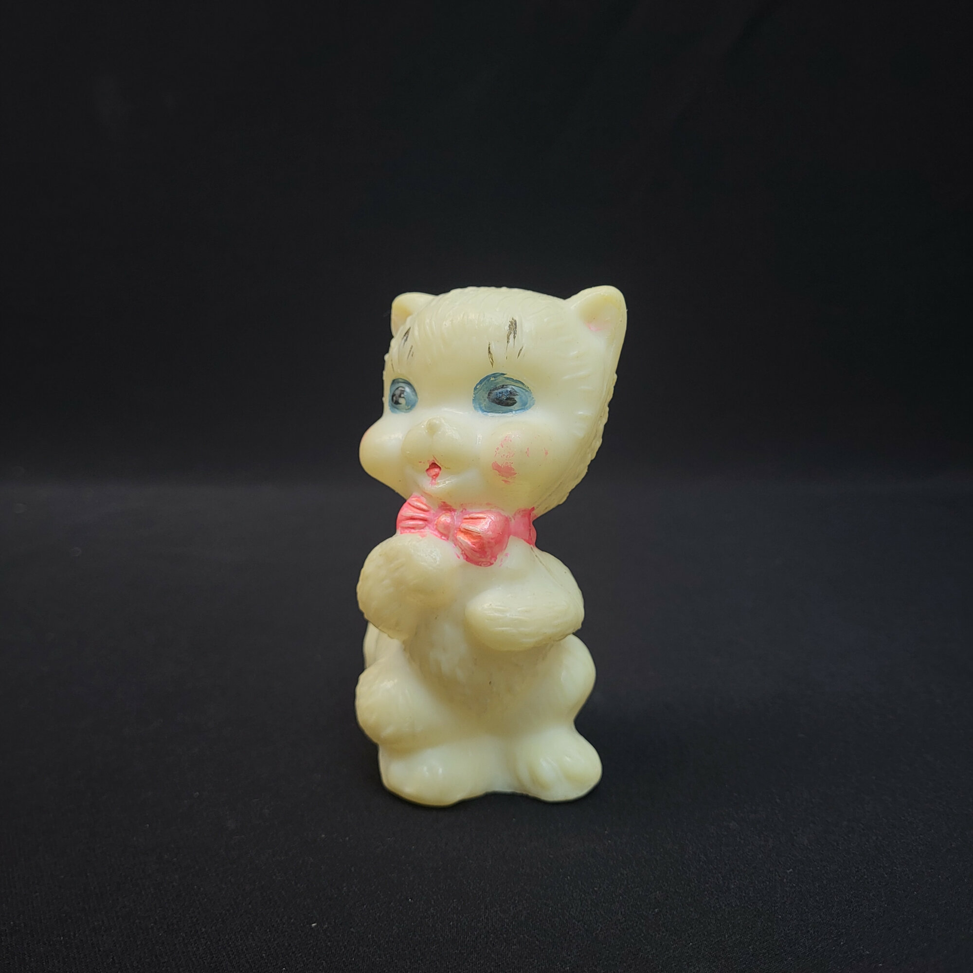 Игрушка винтажная, СССР. Пластмассовая фигурка котенка с бантом, для детской комнаты