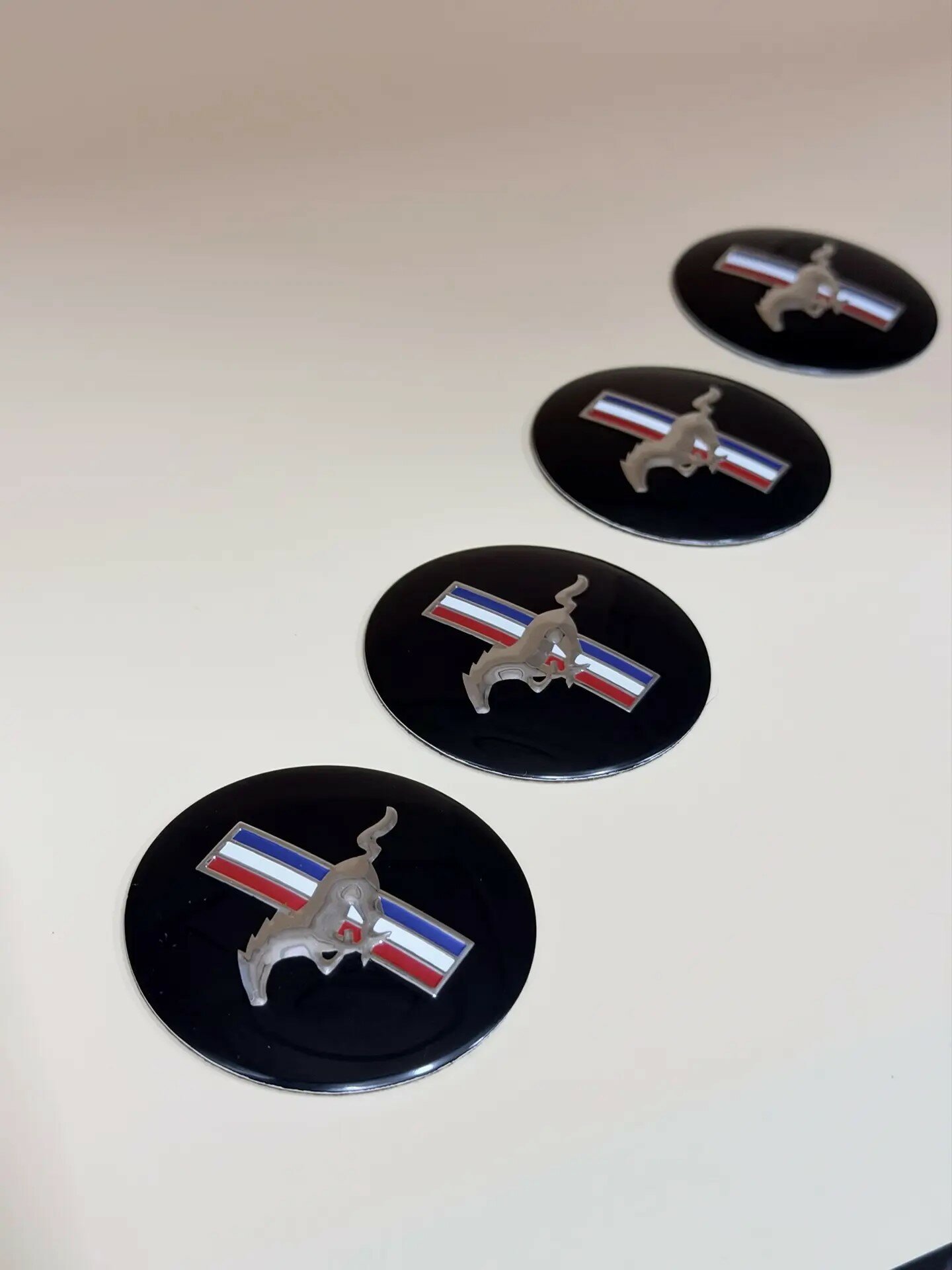 Наклейки на колесные диски Mustang Алюминий 56мм