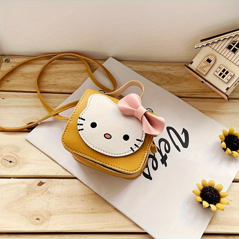 Мини-рюкзак Sanrio Hello Kitty – милая сумка-кроссбоди с изображением Hello Kitty и фирменным логотипом, сумочка с регулируемым ремешком, застежкой на кнопку, подлежит ручной стирке и является аксессуаром.