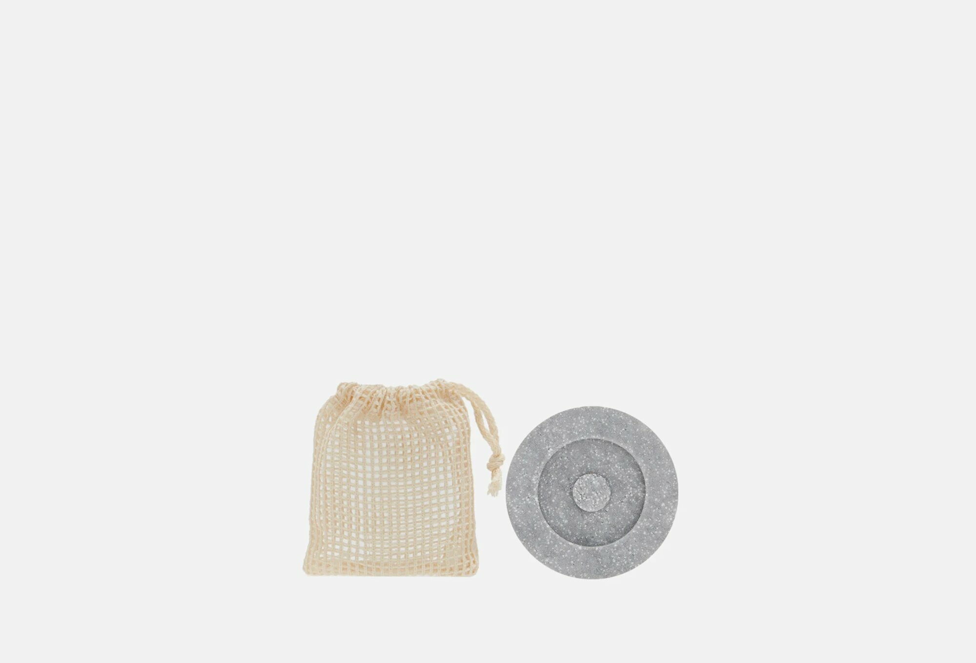 Успокаивающий кожу головы твердый шампунь OKOLO Rebalance Shampoo Bar 70 г