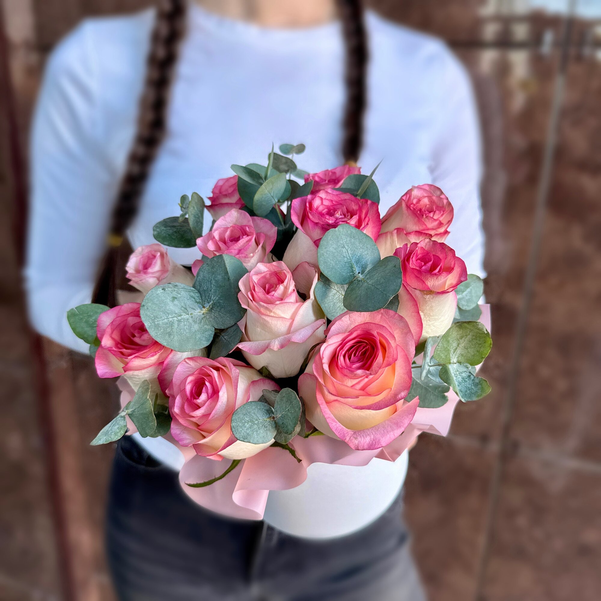 Коробочка роз SkyFlora, с эвкалиптом, в розовой и белой гамме
