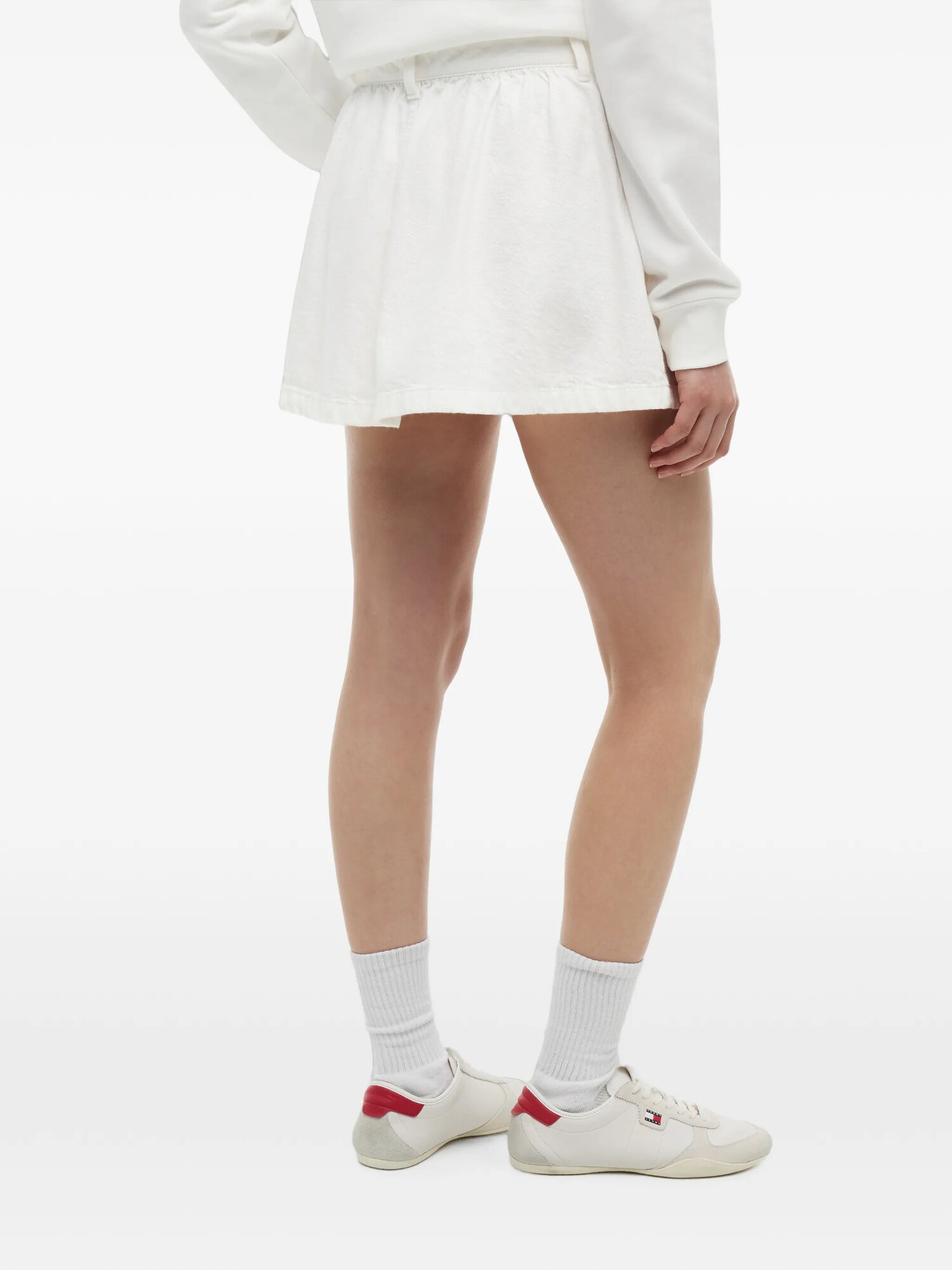Юбка Tommy Jeans Logo-patch pleated mini skirt, размер 26 JEAN, бежевый/белый — фото 1