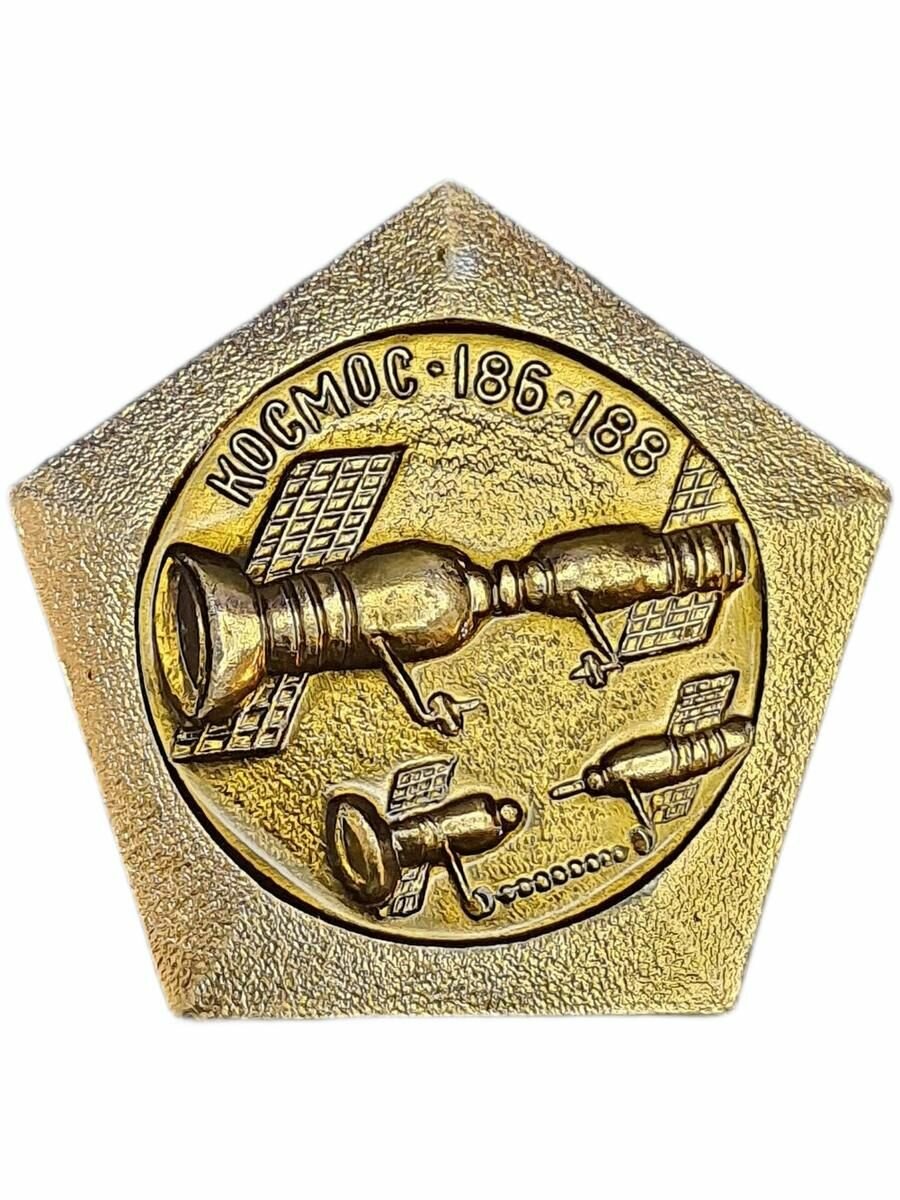 Значок коллекционный "Космос 186-188", СССР, 80е.