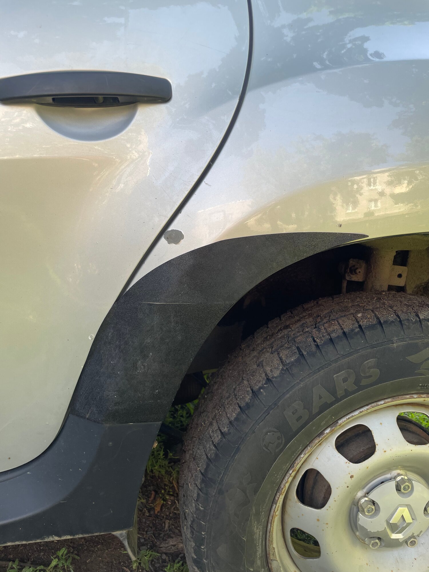 Накладки на задние крылья Renault Duster защита выступов. Пластик.