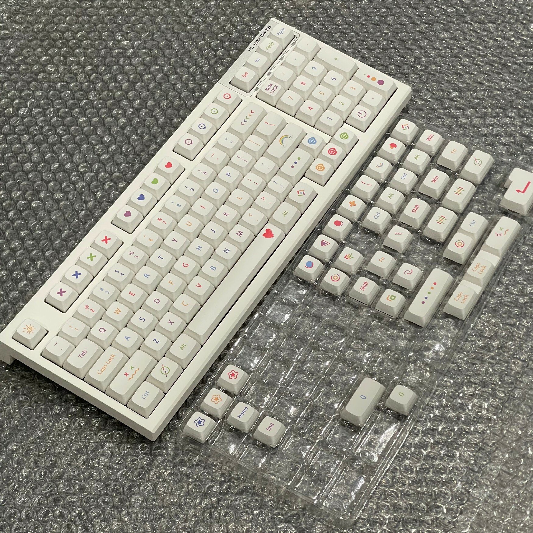 Feeling 980V2 Pro Беспроводная Механическая Клавиатура с Красной Переключателем 98-Клавишная Белая с Темой Радуга для