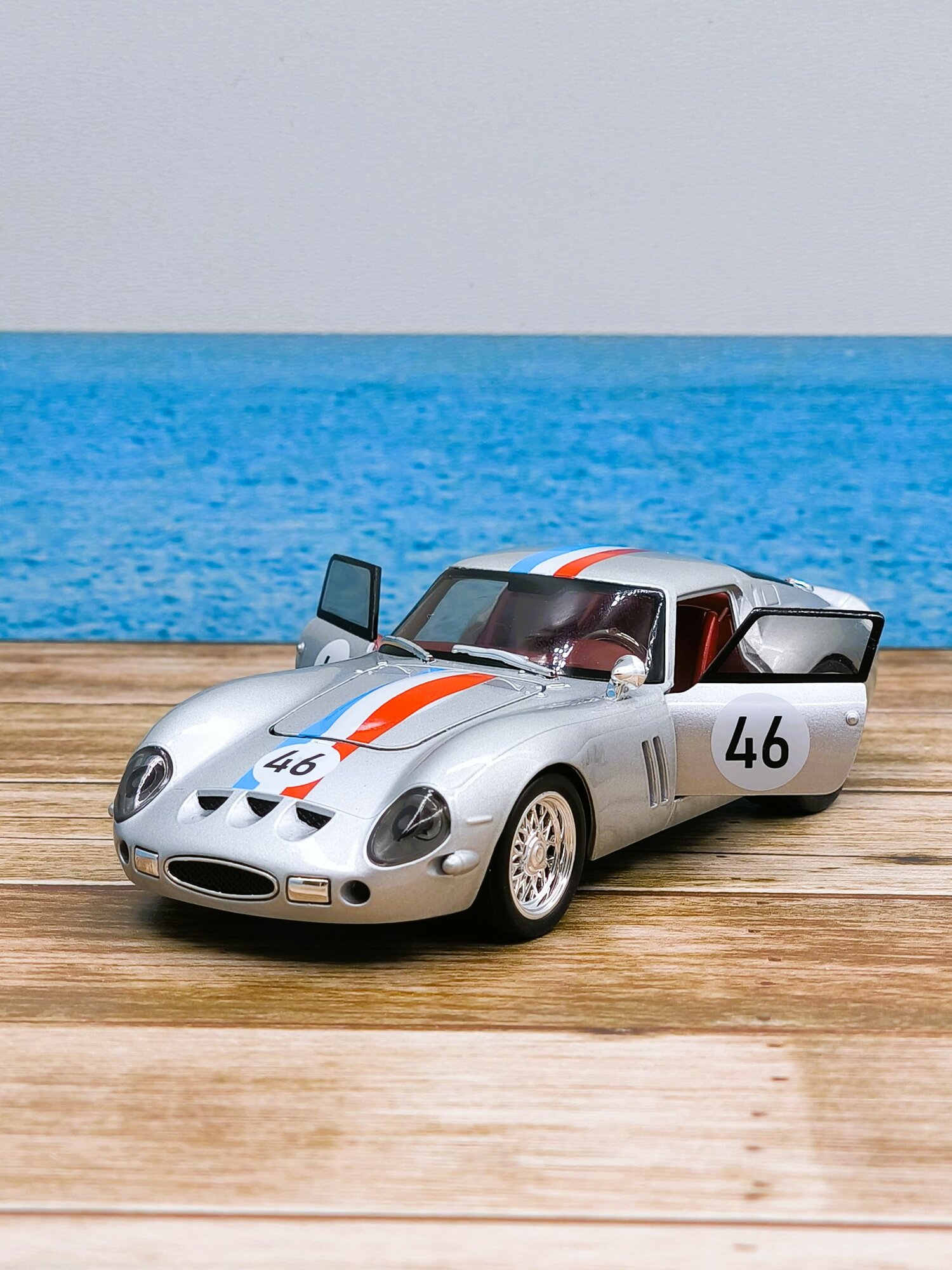 Металлическая модель автомобиля Ferrari 250 GTO с световым и звуковым сопровождением. Масштаб 1:32