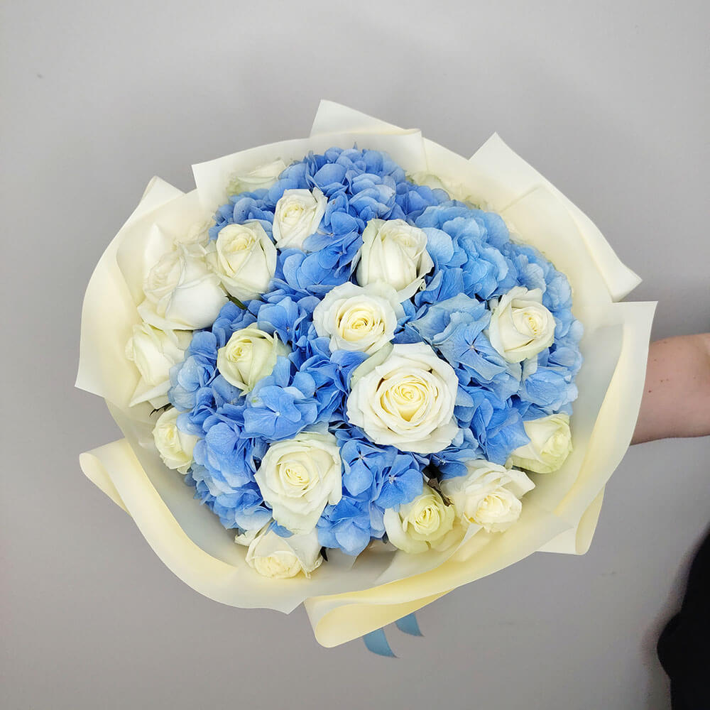 Белые розы с гортензиями - 23 шт. Цветочная компания "Венера в цветах"