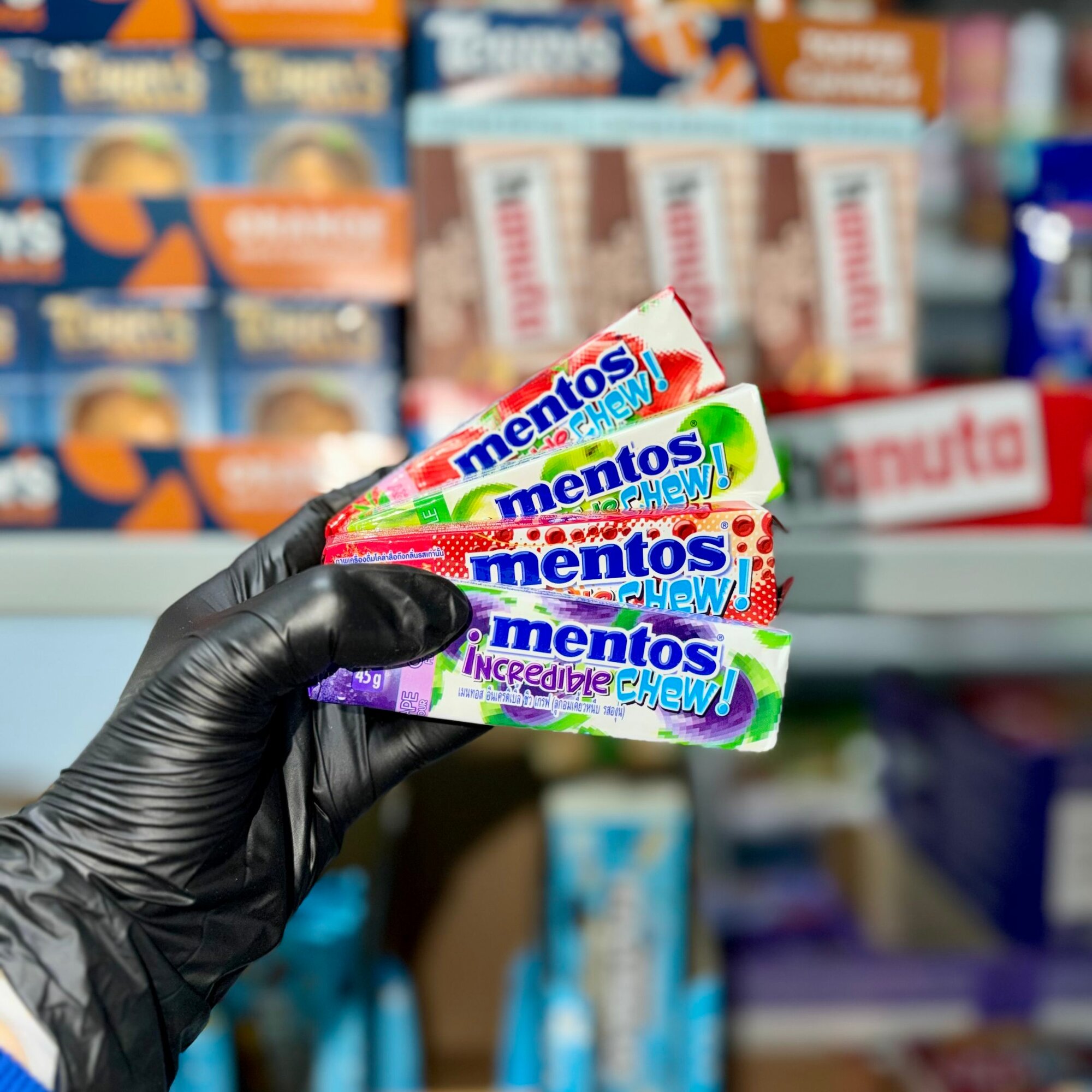 Жевательные конфеты Mentos Incredible Chew Cola, Grape, Apple, Strawberry/Ментос со вкусами колы, винограда, яблока, клубники 4 шт. по 45 гр.