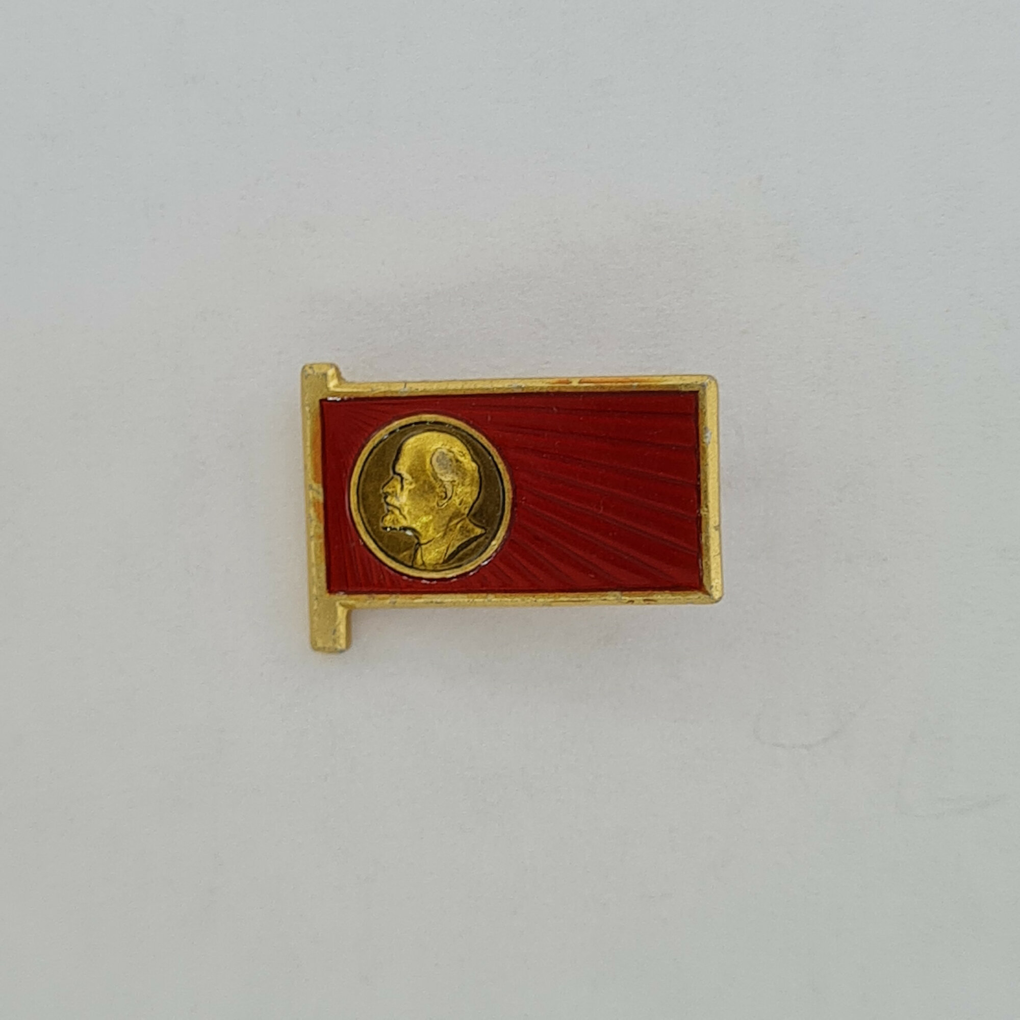 Значок СССР. Ленин, красный флаг с профилем вождя. Винтажный значек.