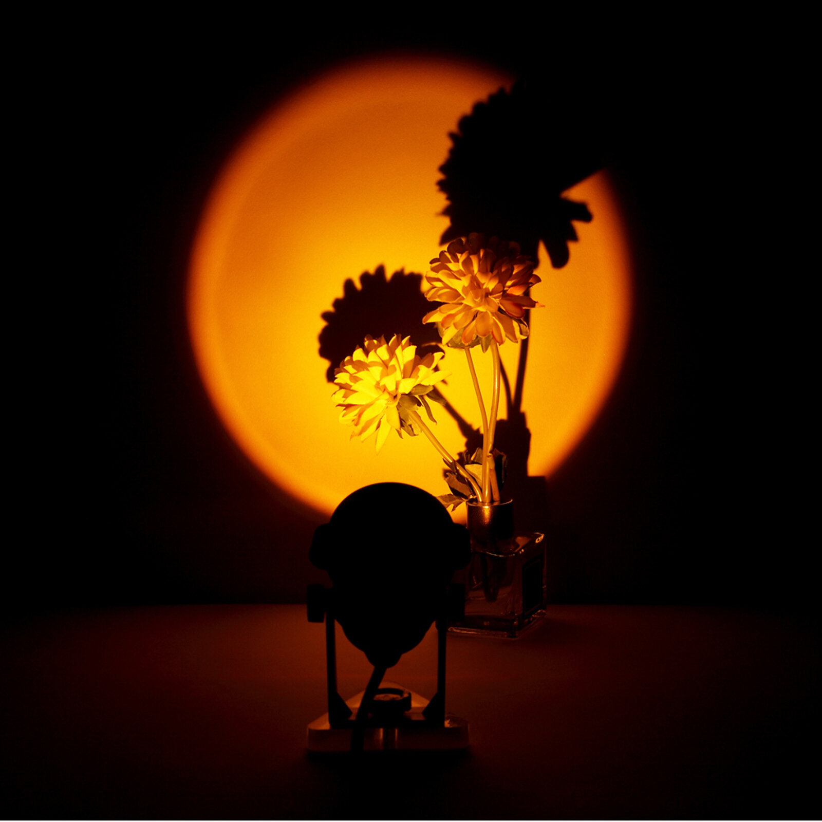 Проектор рассвета Sunset Projection Lamp LED ночной свет USB для декора гостиной спальни студии, черный цвет, материалы пластик, размер 10*8*7.5см, вес 157г, опции освещения: Sunset, Rainbow, Sun, Sunset Red, Peony Red, Maple-leaf Red, Ocean Blue, Clear