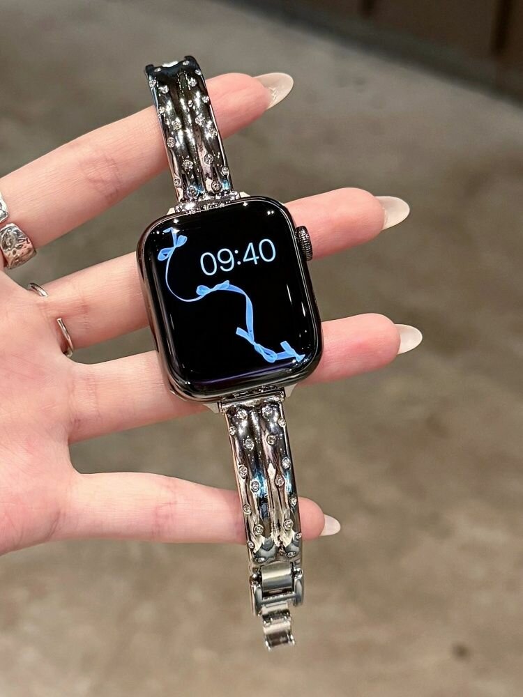 Металлический ремешок подходит для Apple Watch Series 10-11 42мм/ 1-9 и SE 38мм, 40мм, 41мм/ SE 3 40мм, в стиле браслета, украшен стразами, легкий и дышащий/ легкая роскошь модный стиль