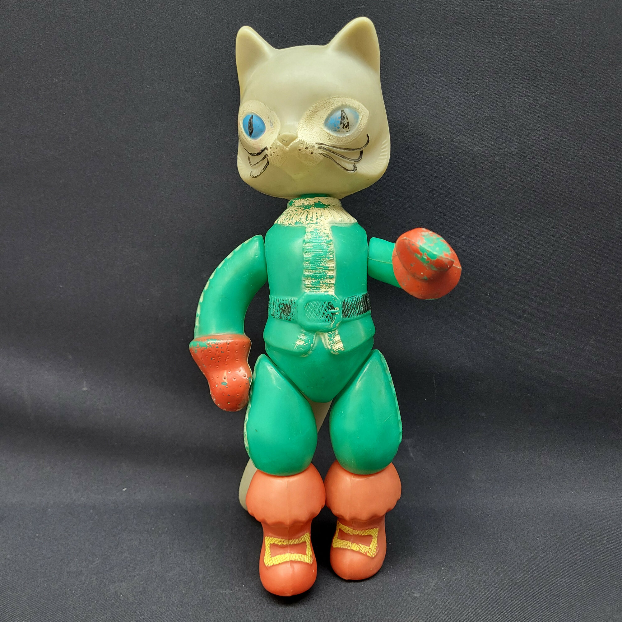 Игрушка пластмассовая винтажная, СССР. Фигура кота в сапогах, высота около 33 см