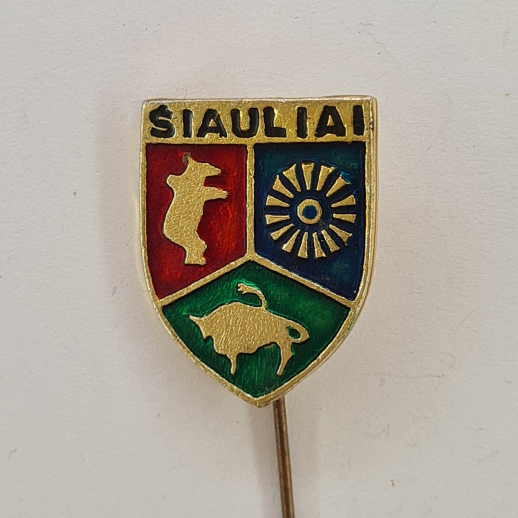 Значок СССР. Siauliai, герб города с медведем, солнцем и быком, Литва. Винтажный значек.