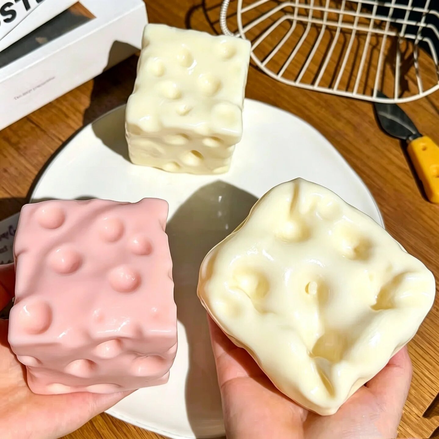 Розовый антистресс сыр из кокосового масла White 7cm