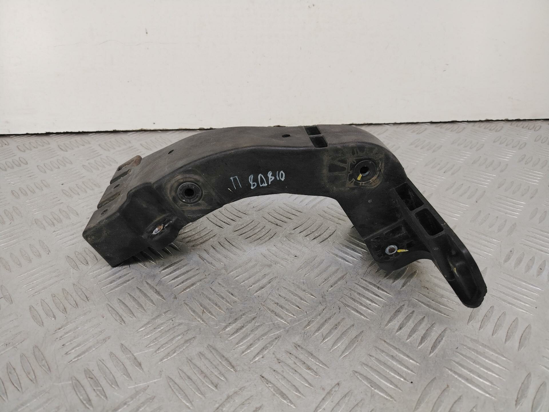 Кронштейн (крепление) радиатора Hyundai i40 2013 641463Z000