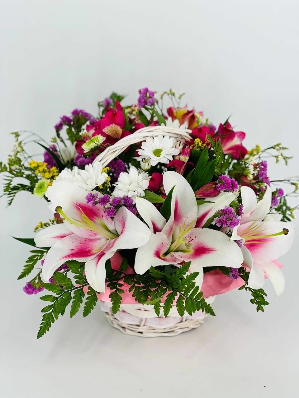 Микс букет из лилий и альстромерий с ромашками в корзине на день всех влюблённых и 8 марта