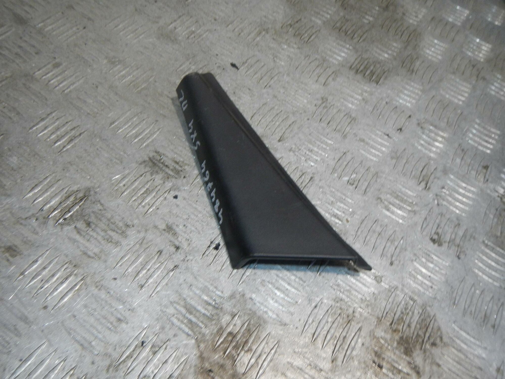 Б/У Уголок двери передней левой (внутренний), Suzuki (Сузуки)-SX4 (06-) SUZUKI SX4 (06-) царапины. 484764 SUZUKI арт. 84...