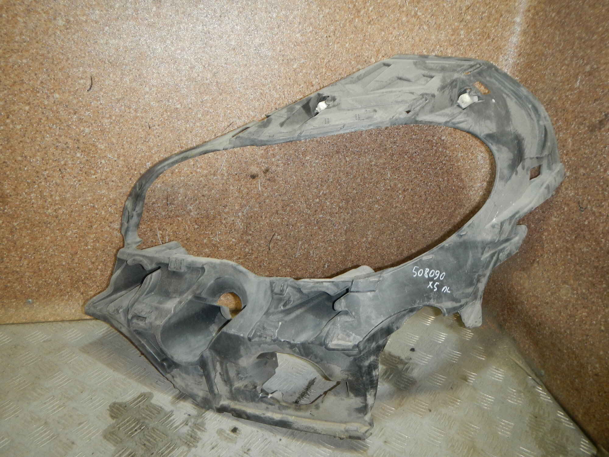 Б/У Кронштейн фары левой, BMW (БМВ)-X5 (E70) (07-13) BMW X5 (E70) (07-13) Сломано 2 крепления, трещина 2см. 508090 BMW а...