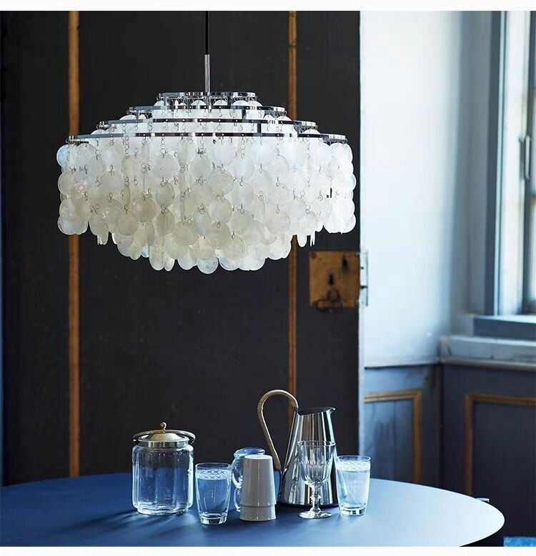 Натуральная люстра из ракушек