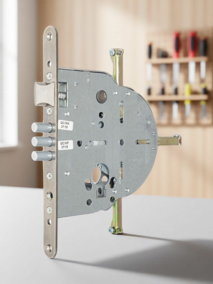 Замок Mul-T-Lock 4-х канальный 235 серия (с тремя выдвижными ригелями)