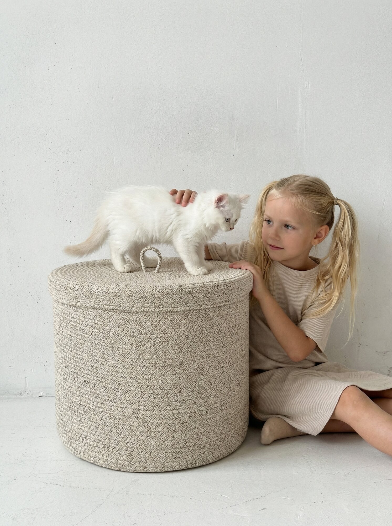 Плетеная корзина для белья с крышкой 39х35 см