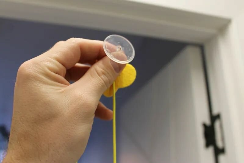 Игрушки для кошек - дразнилка Гусеница на резинке с колокольчиком, подвесная игрушка на липучке для котят, для маленьких собак 1 штука, разноцветная