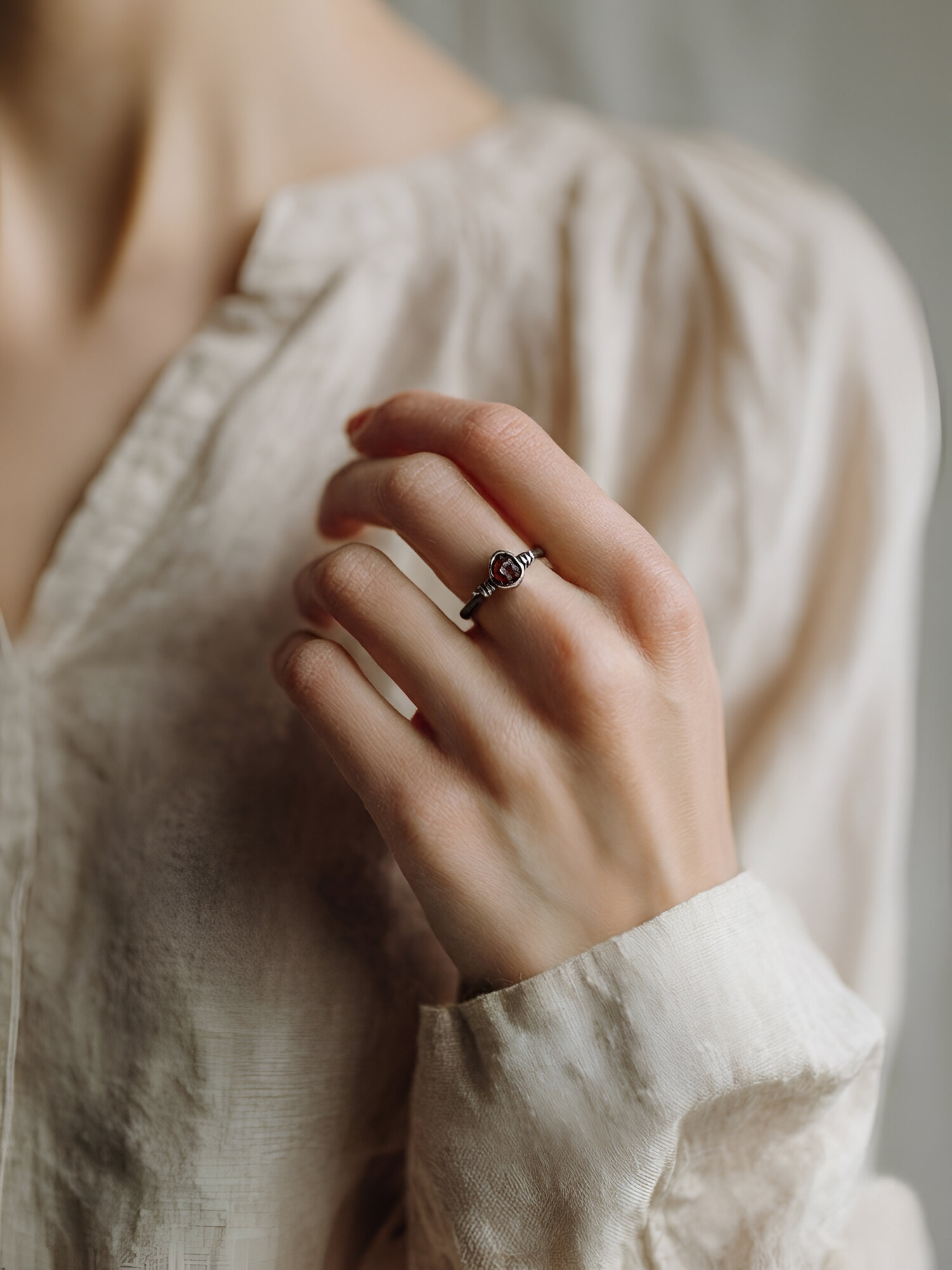 Кольцо помолвочное, тонкое, серебро, 925 проба, корунд