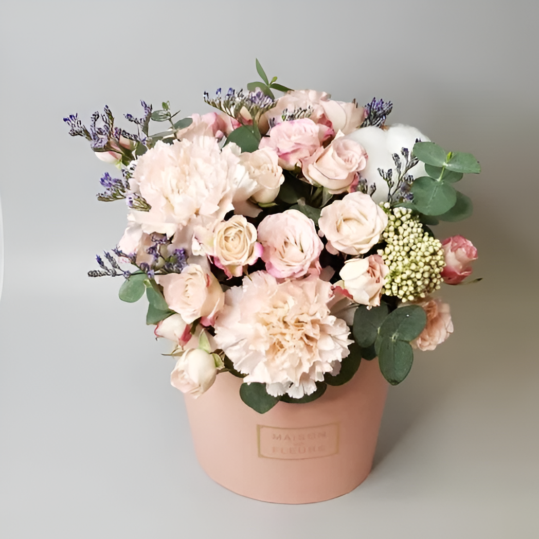 Цветы в розовой коробке. Розовый диантус и кустовая роза, белый хлопок и эвкалипт MAXI