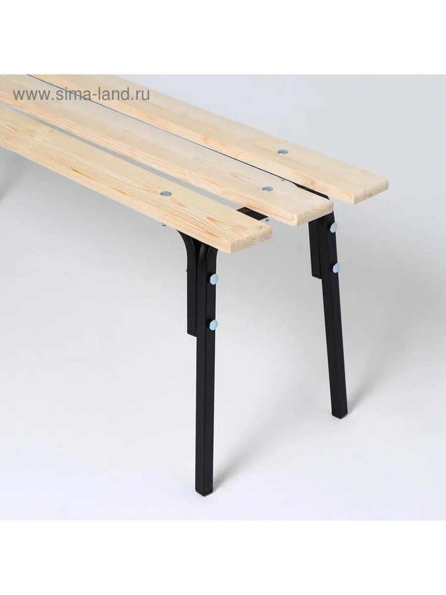 Деревянная садовая лавочка на металлическом каркасе