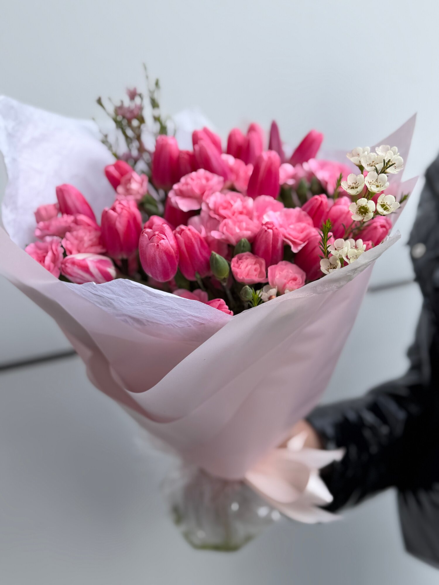 Букет Клуб болтушкек « ШУМ цветов» тюльпаны , гвоздика кустовая