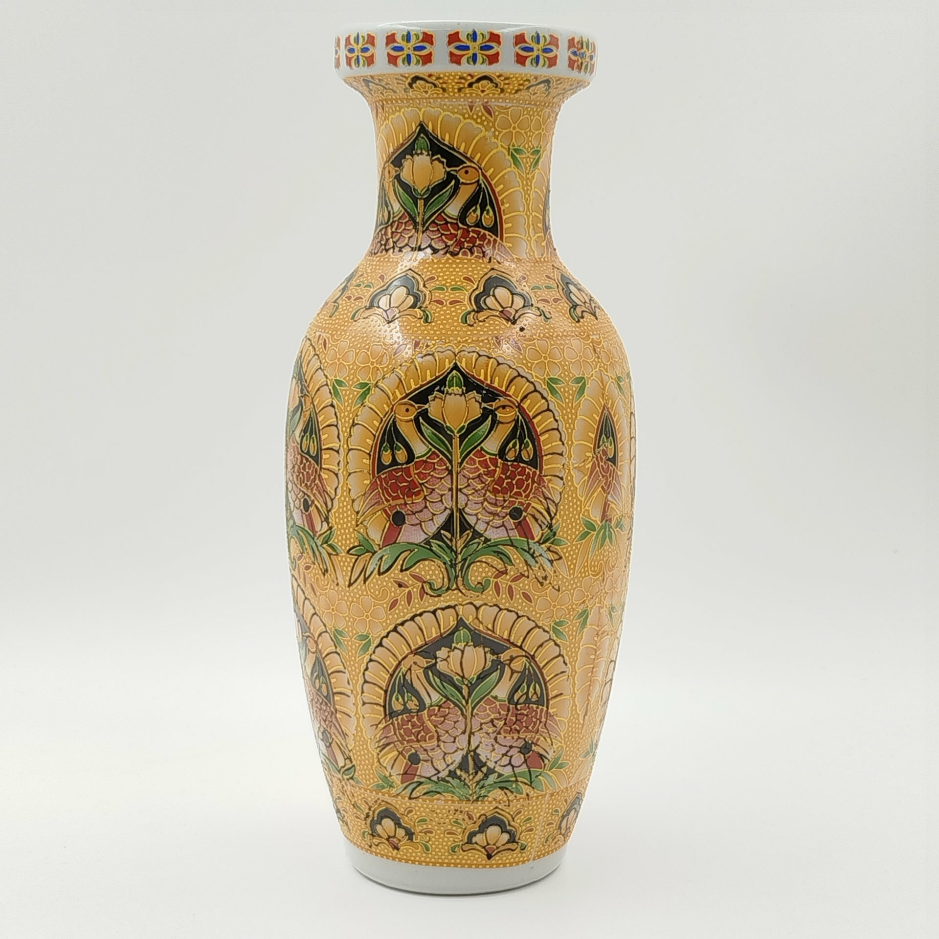 Ваза в стилистике "сацума" с изображением журавлей на желтом рельефном фоне