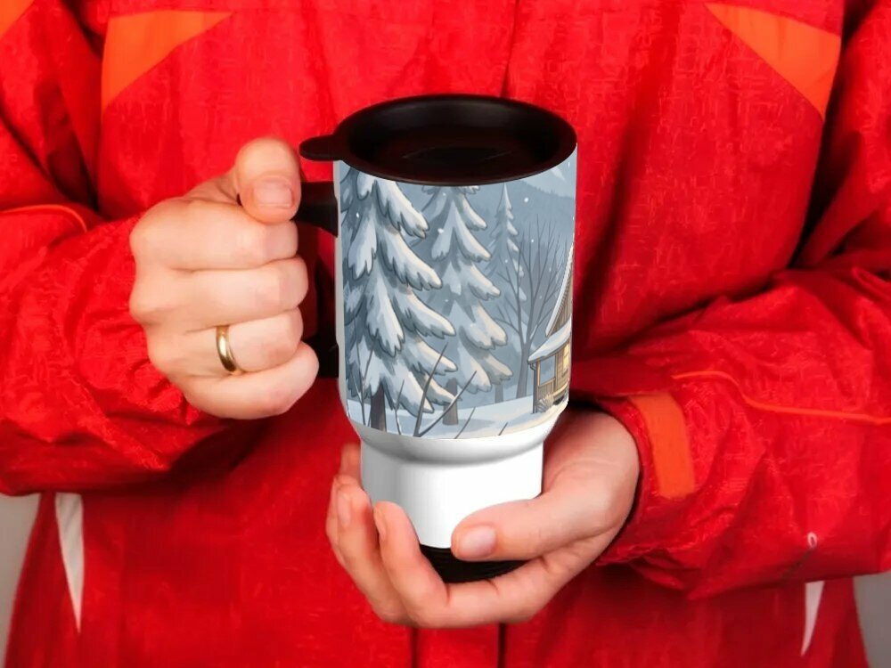 Тремокружка для авто с принтом "Зимний дом в горах. Уютное деревянное шале среди заснеженного леса, мягкий свет из окон, высокие ели и дальние вершины в холодной." 0.5 л.