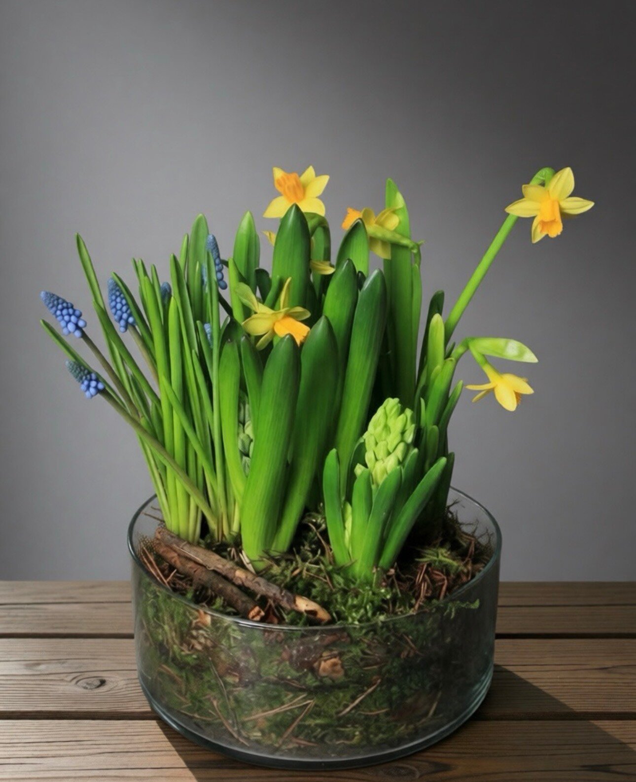 Букет первоцветов в вазе, весенний микс (нарциссы, гиацинты, мускари)