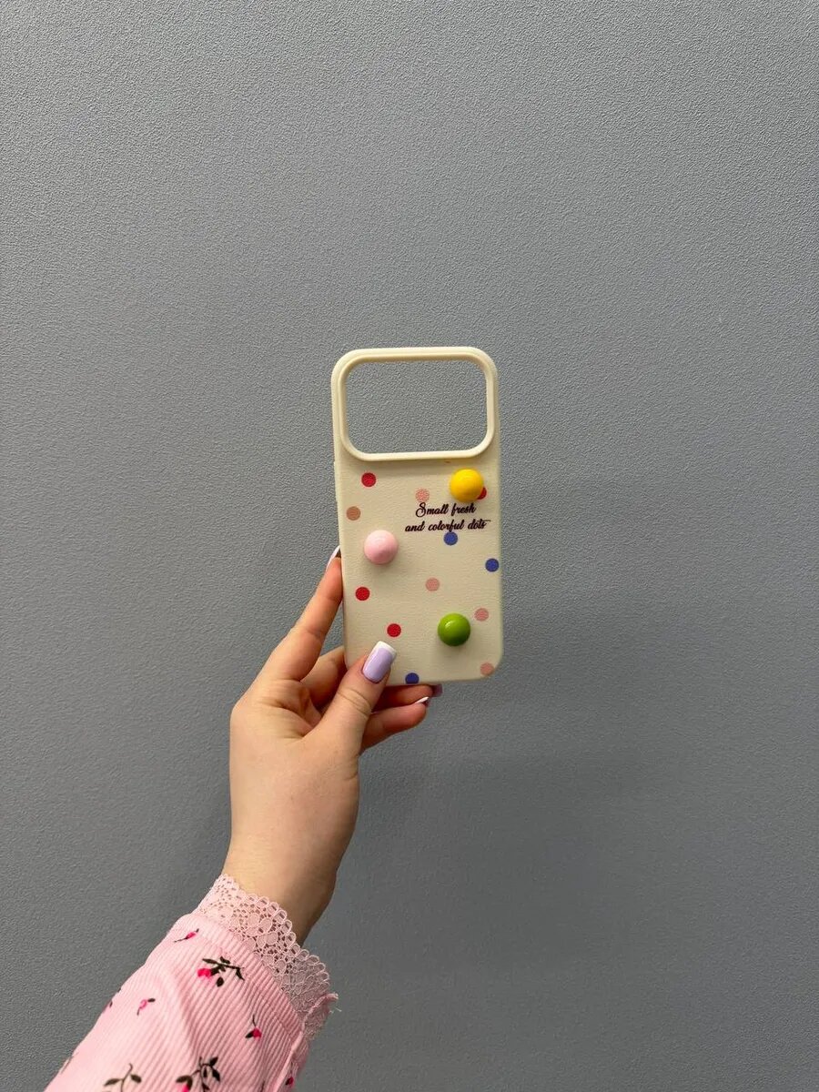 Чехол на Iphone 17 Pro, цвет бежевый , с приклеенными фигурками . — фото 1