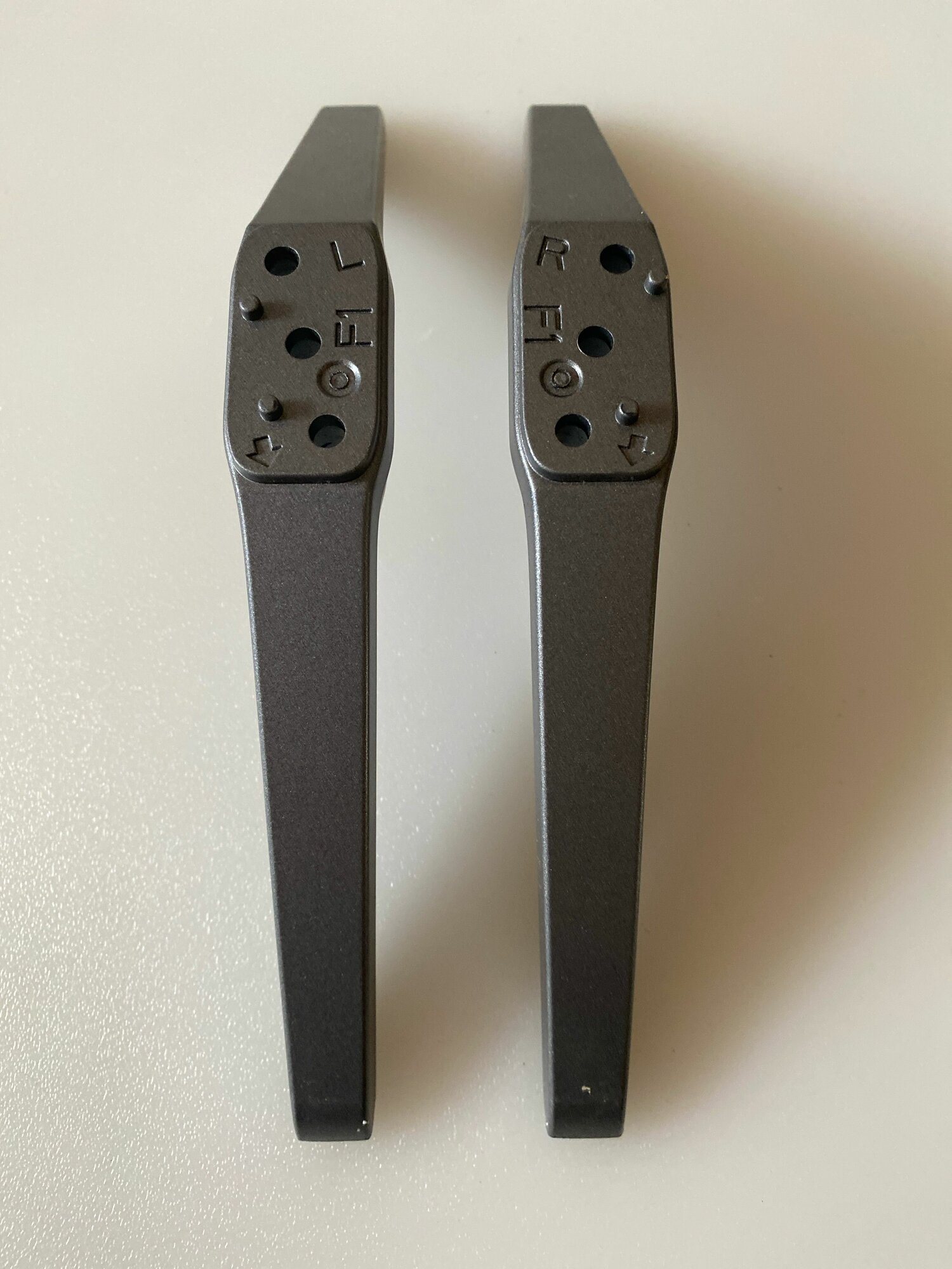 Подставка комплект 2 шт. графит, для ТВ HARTENS HTY-32HDR06B-S2