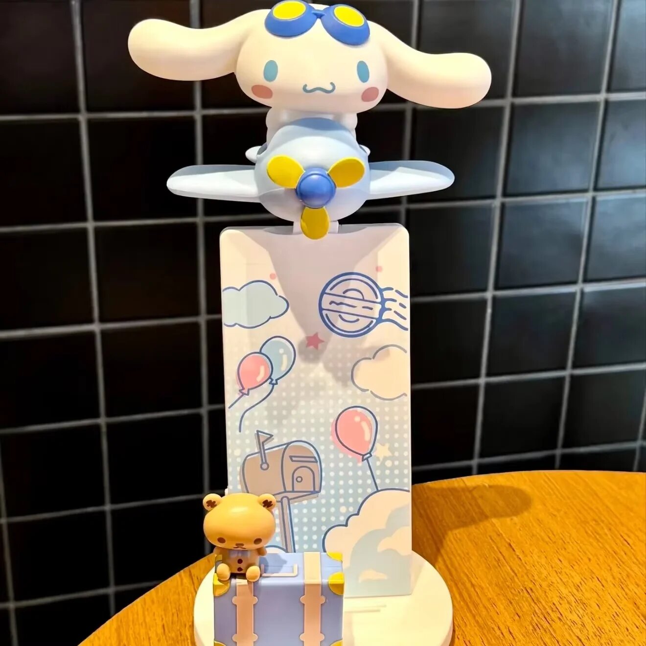 Фигурка KFC X Sanrio Hello Kitty Summer Bandai wireless charger toy