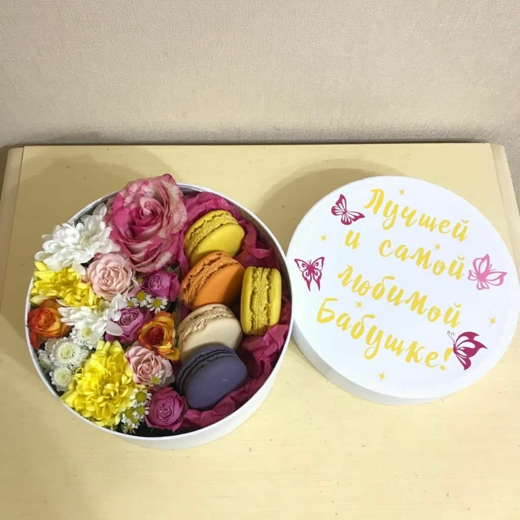 Макарон с цветами меме