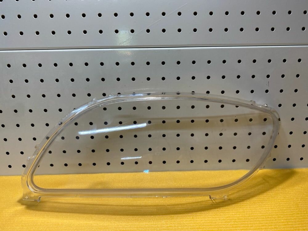 Стекло противотуманной фары левое DAF106XF пластик (ДАФ 106 ХФ)