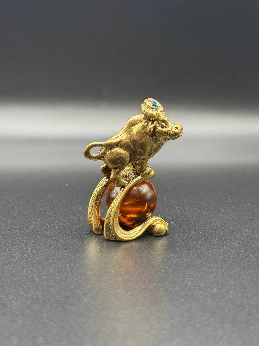 Декоративная коллекционная фигурка знак-зодиака "Телец" Латунь/ Янтарь — фото 1