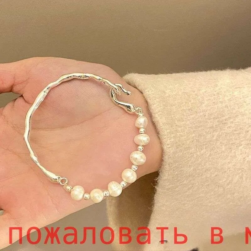 Браслет бэнгл женский серебристый с искусственным жемчугом — фото 1